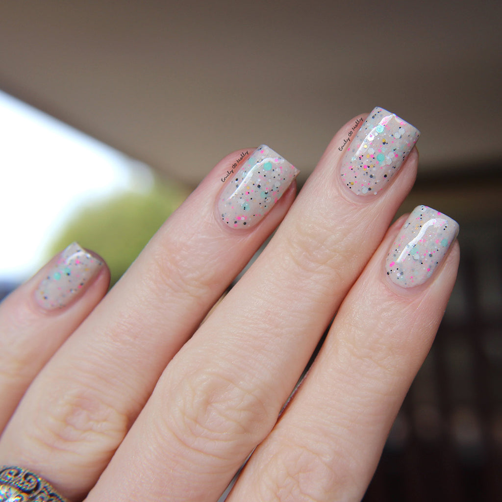 Frail Promise - A pale beige nail polish with glitters – EmilydeMolly