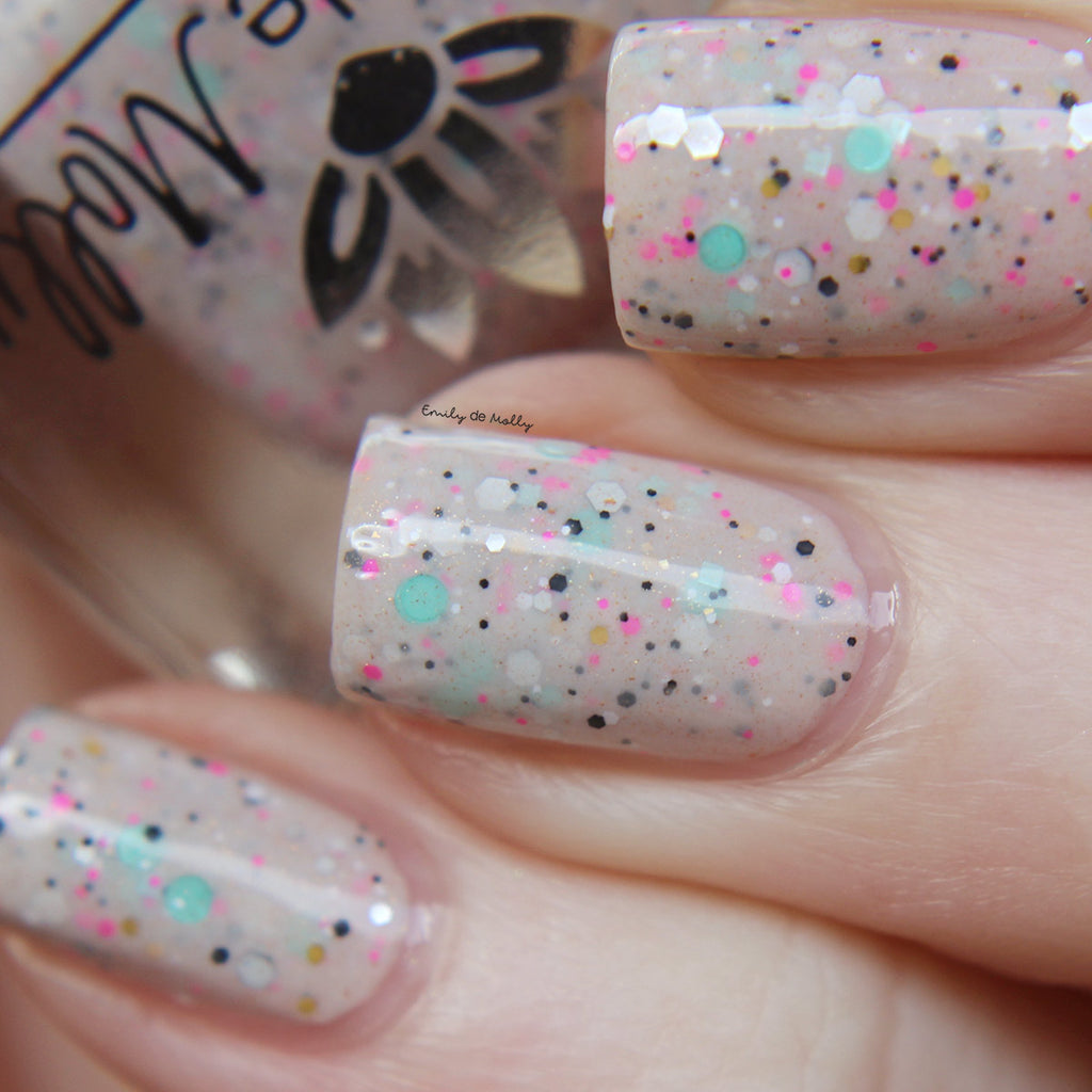 Frail Promise - A pale beige nail polish with glitters – EmilydeMolly